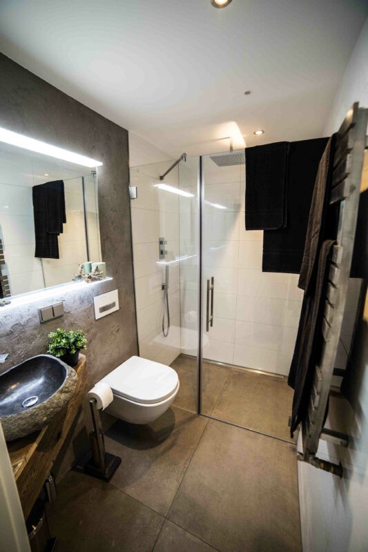 Mini Bad mit Dusche: So gelingt der kleine Luxus-Bereich