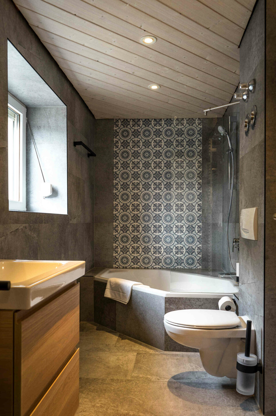 Mini Bad mit Dusche: So gelingt der kleine Luxus-Bereich