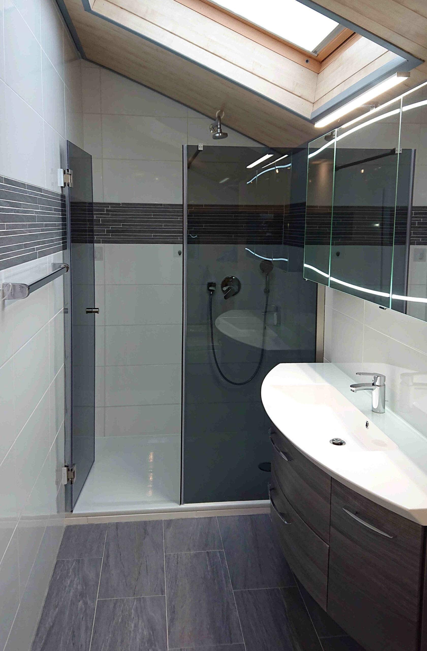 Mini Bad mit Dusche: So gelingt der kleine Luxus-Bereich